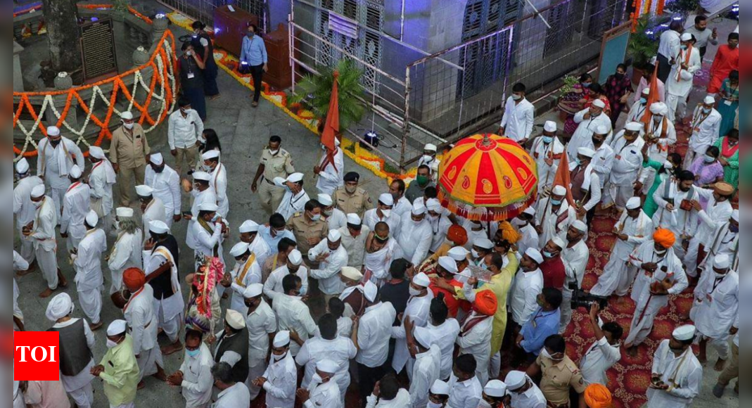 Maharashtra: Warkaris undertake annual journey on Shiv Shahi buses ...