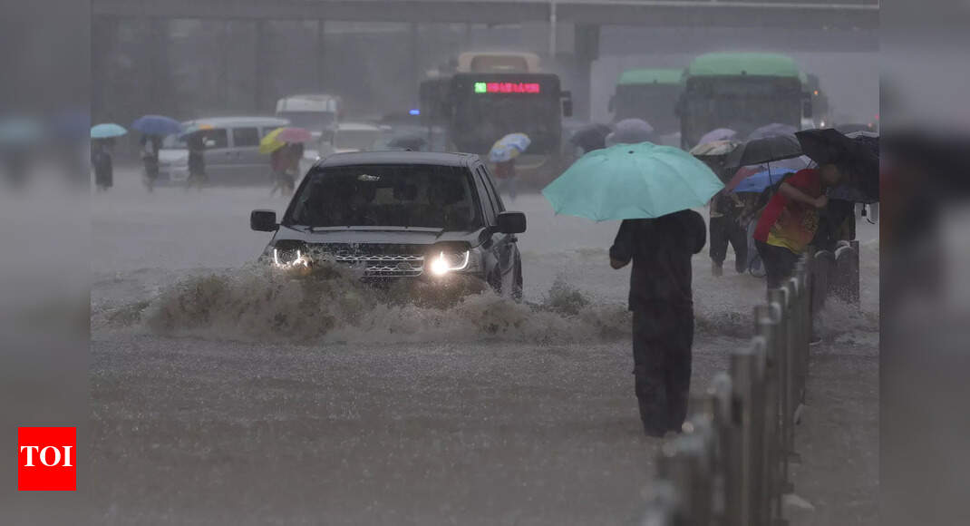 China Flood: 13 killed, over 1 lakh evacuated as unprecedented floods ...