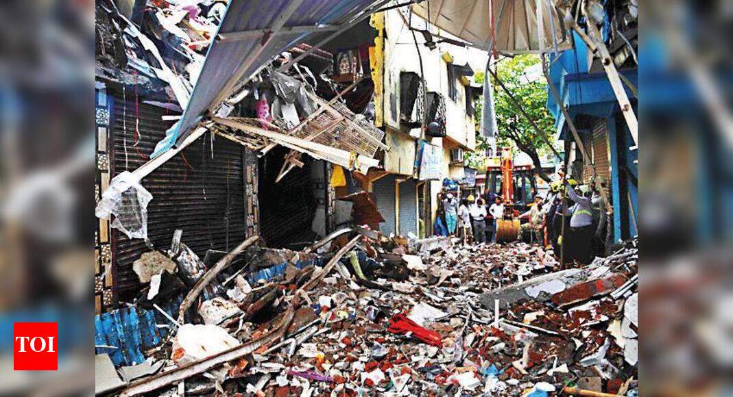Govandi Building Crash: Four of family die in sleep in Govandi house ...