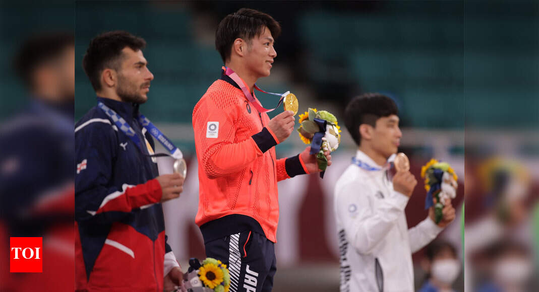 Medal-winning athletes allowed 30-second smile for photo op at Tokyo ...