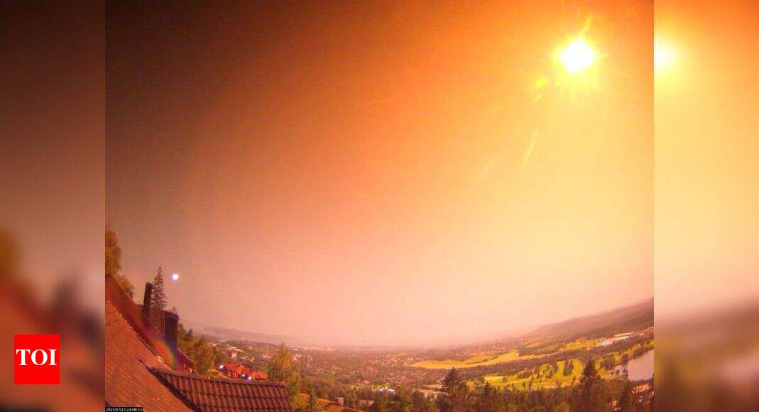 Large meteor passes by earth, lights up Scandinavian skies - Times of India