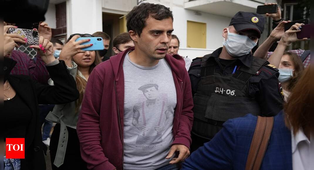 Russian police raid home of investigative news outlet's chief in ...