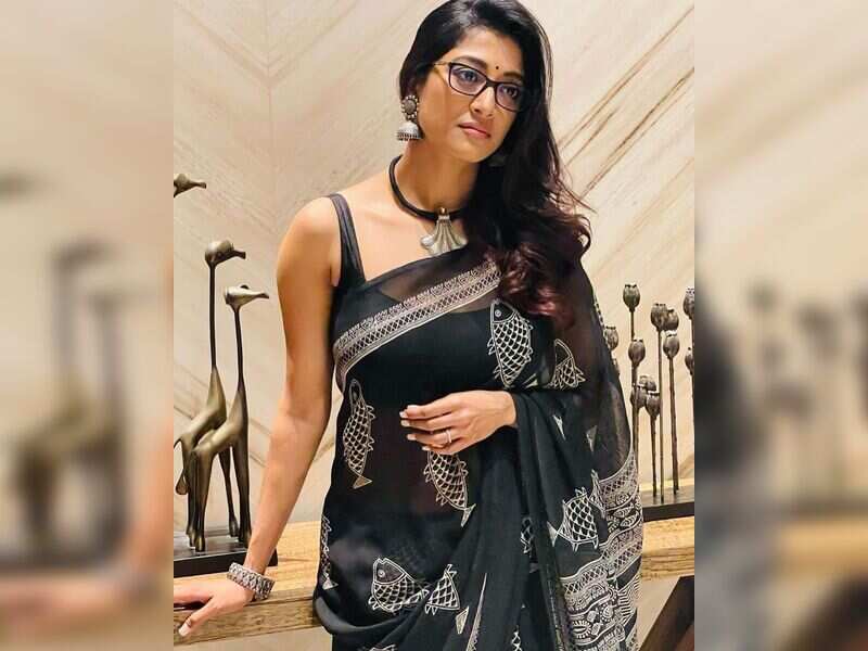 Watch: Paoli Dam makes our hearts race with her flying kiss, chotto tip ...