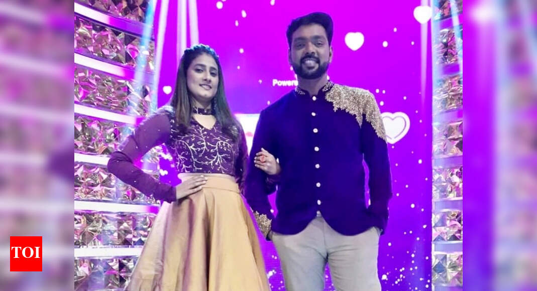 Mr. and Mrs. Chinnathirai fame Sindhu announces pregnancy with a sweet ...