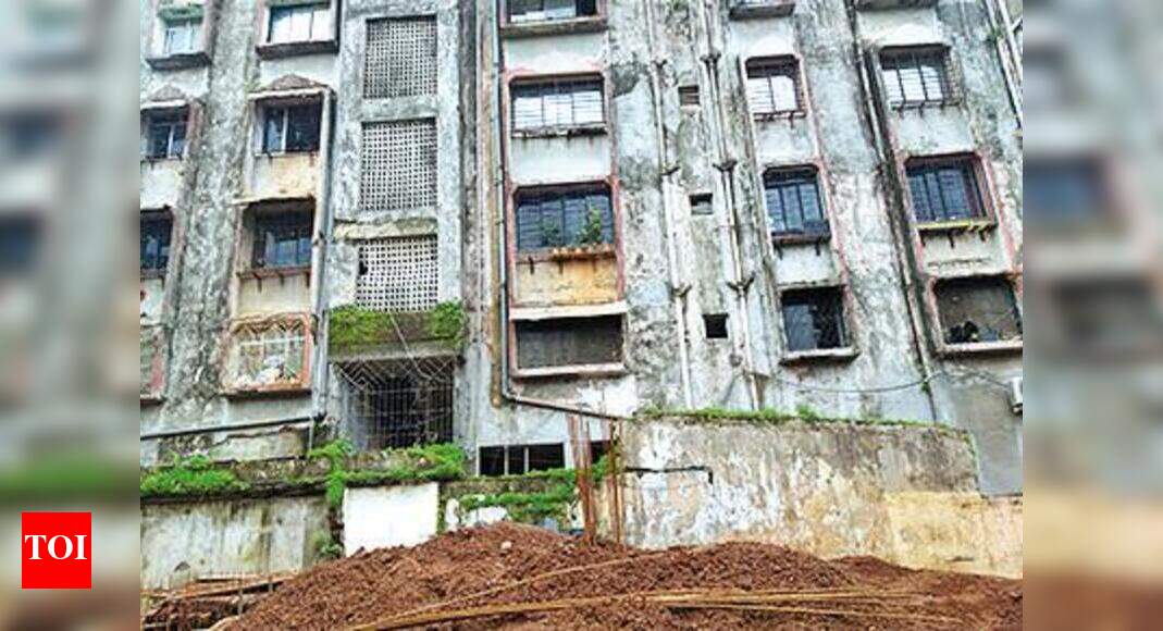 Residents vacate Ulhasnagar building after it develops cracks | Thane ...