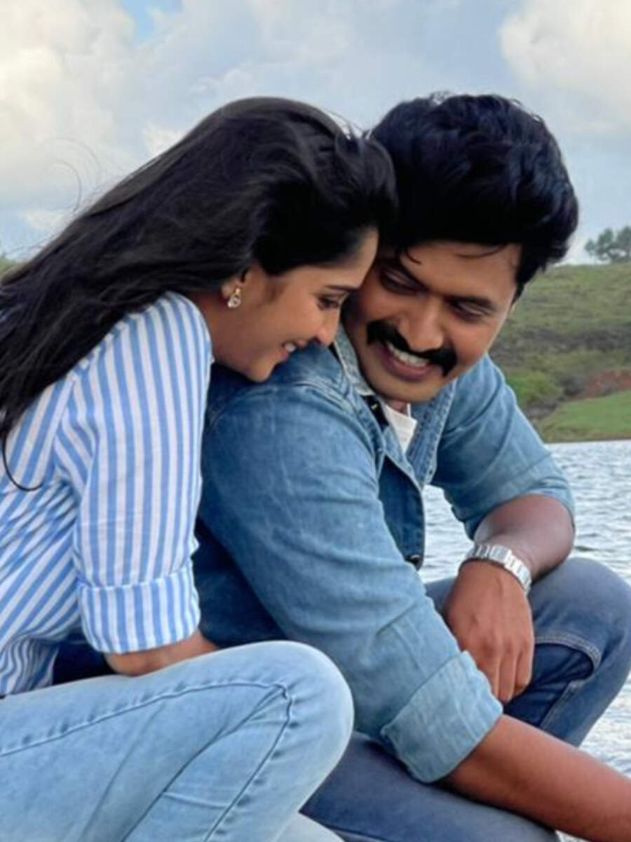 Best pictures of adorable on-screen jodi Shivani Sonar and Maniraj ...