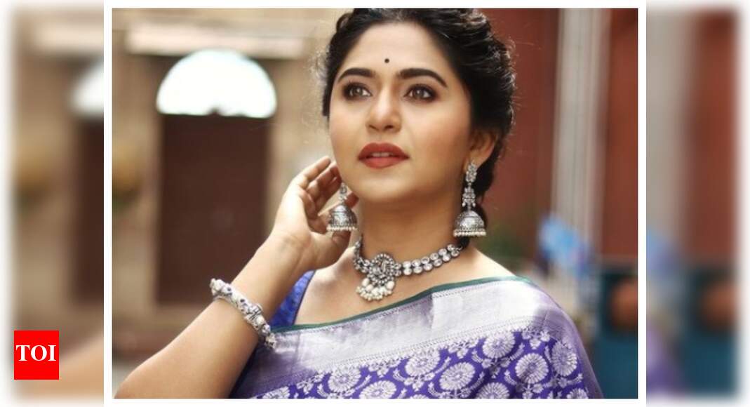 Mrunmayee Deshpande looks mesmerizing in this blue saree; see pic ...