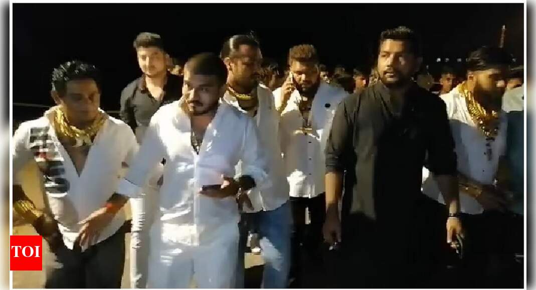 Mumbai: Goldman gang celebrates birthday at Juhu beach, violates ...