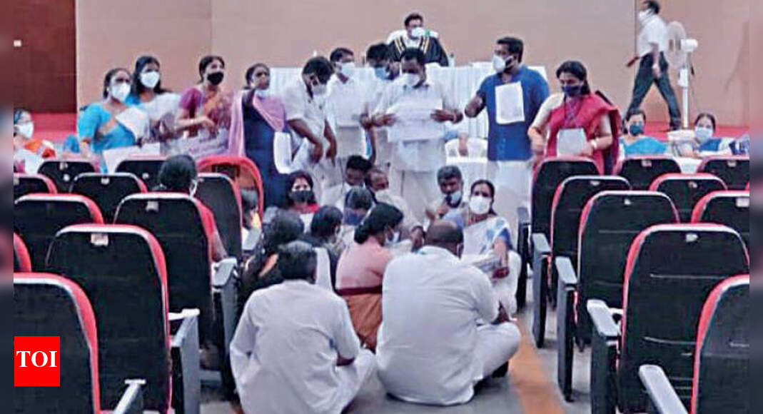 Ruckus at Kochi Municipal Corporation council meeting | Kochi News ... Ruckus at Kochi Municipal Corporation council meeting | Kochi News ...