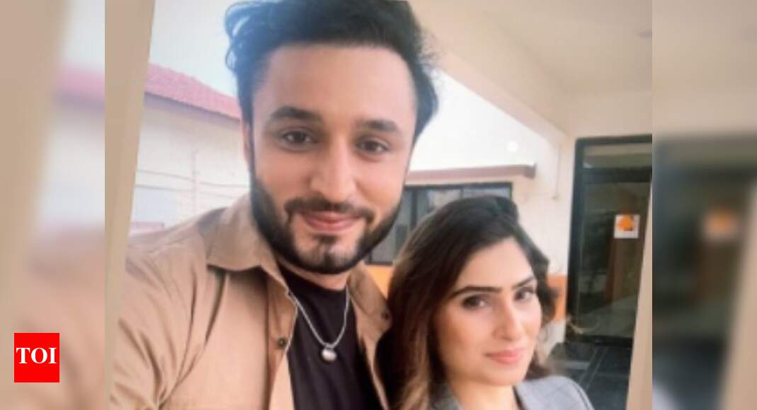 Anshul Trivedi is all smiles for a selfie with co-star Priya ...