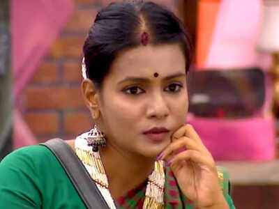 Meera Mithun booked under 7 sections for casteist remarks | Tamil Movie ...