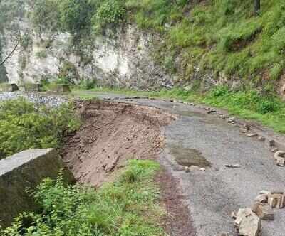 Man dies after car falls into sinkhole, three others hurt | Dehradun ...