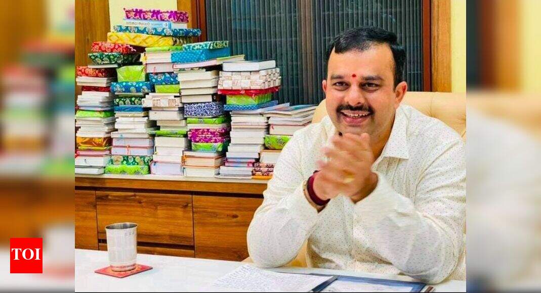 Karnataka minister Sunil Kumar gets 1,000+ books after his no-bouquet ...