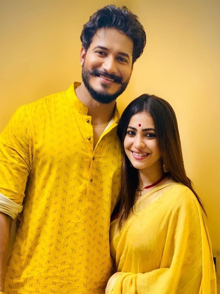 These pics of Gourab Mondal-Jasmine Roy are soaked in love | Times of India