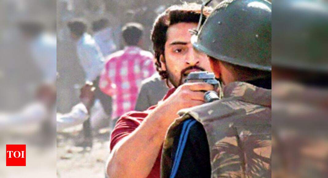 Shahrukh Pathan: Man who pointed gun at cop seeks bail in attempt to ...