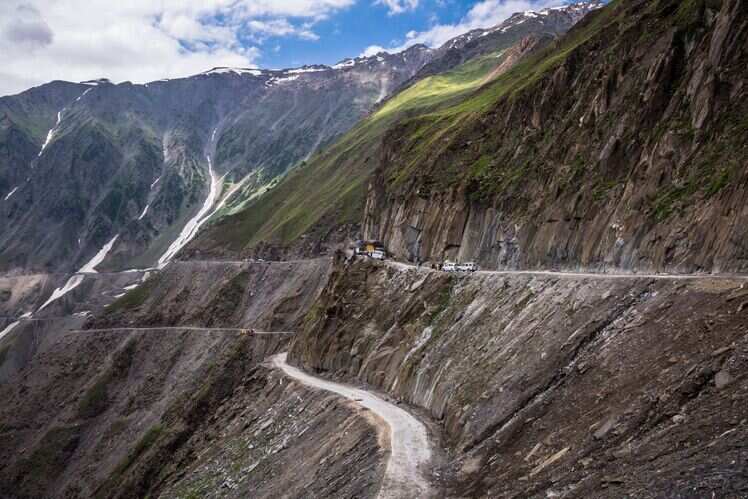 5 Indian motorable mountain passes that are actually higher than ...