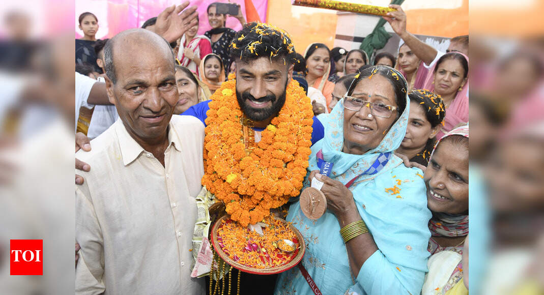 Surender Kumar gets hero's welcome at home, says dream to change colour ...