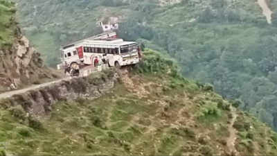 Bus hangs over cliff in Himachal Pradesh, narrow escape for 12 ...
