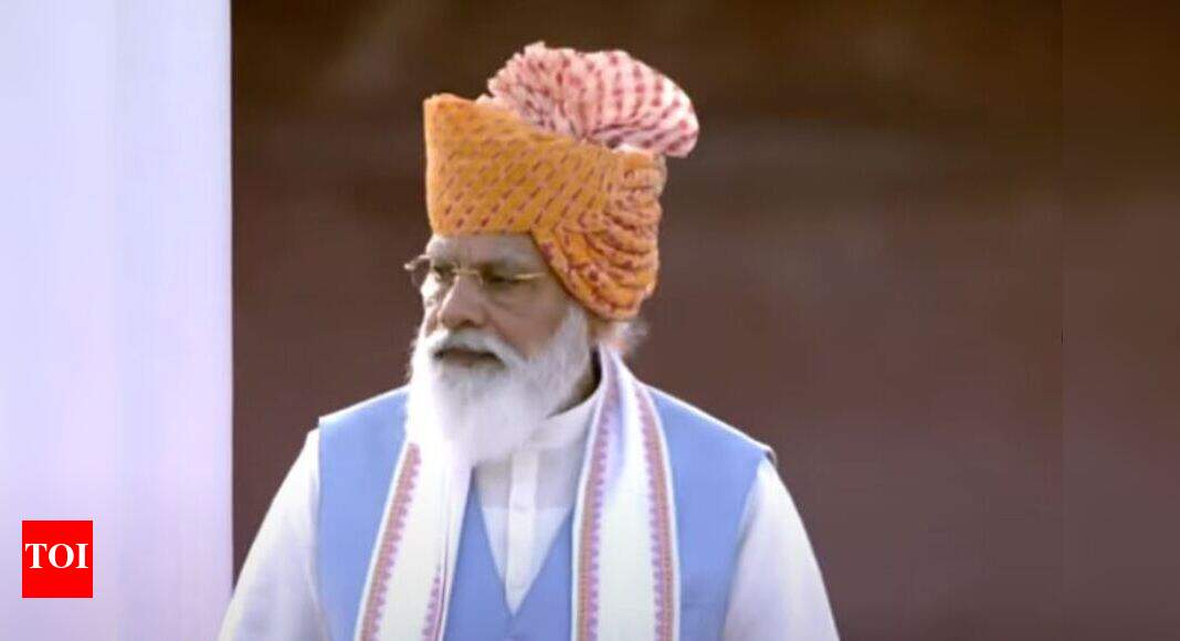 PM Modi inspects guard of honour, hoists national flag at Red Fort ...