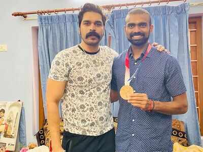 Star Magic fame Shiyas Kareem meets Indian Hockey team's goalkeeper PR ...