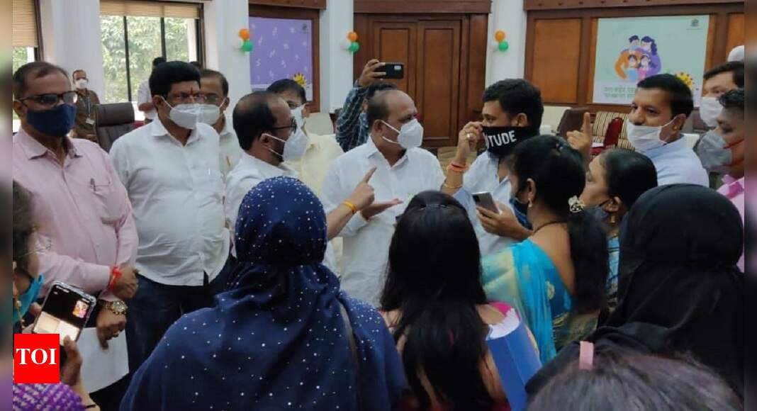 Thane: NCP corporators protests against Sena in TMC | Thane News ...