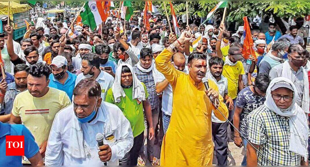 Not let in e-rick zone, CNG auto drivers protest | Gurgaon News - Times ...