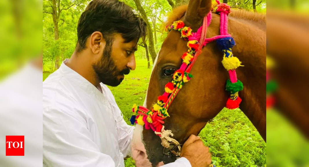 Aakash Zala captivates the audience with his Rakhi song 'Veerlo ...