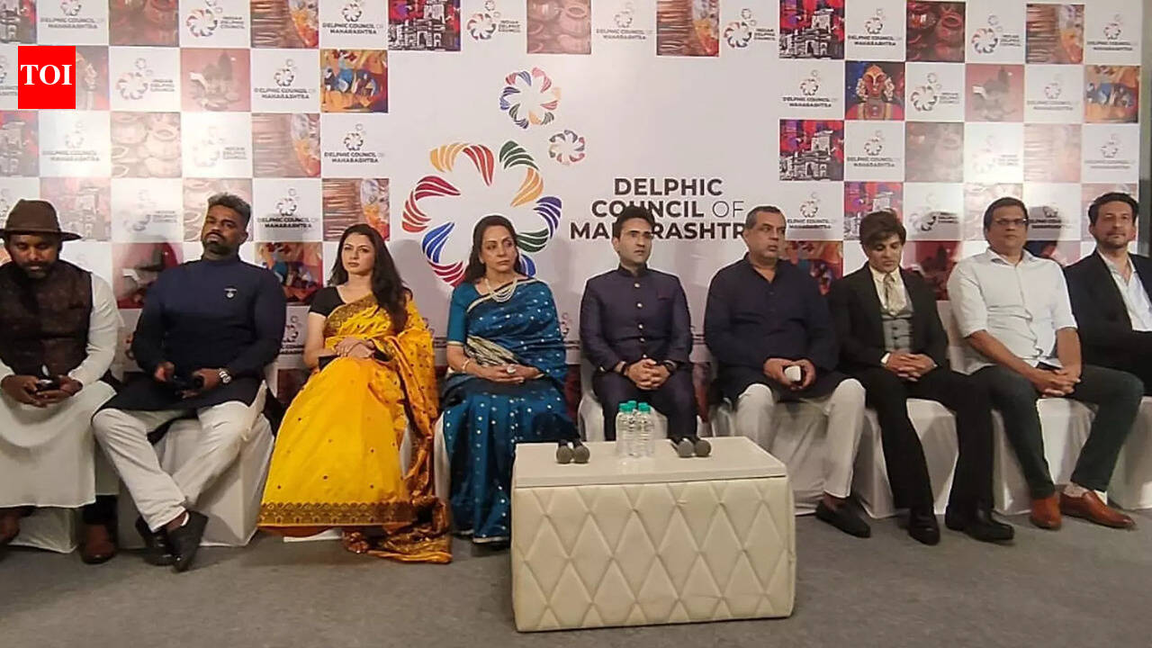 Hema Malini, Paresh Rawal, Bhagyashree & Sulaiman Merchant attend an ...
