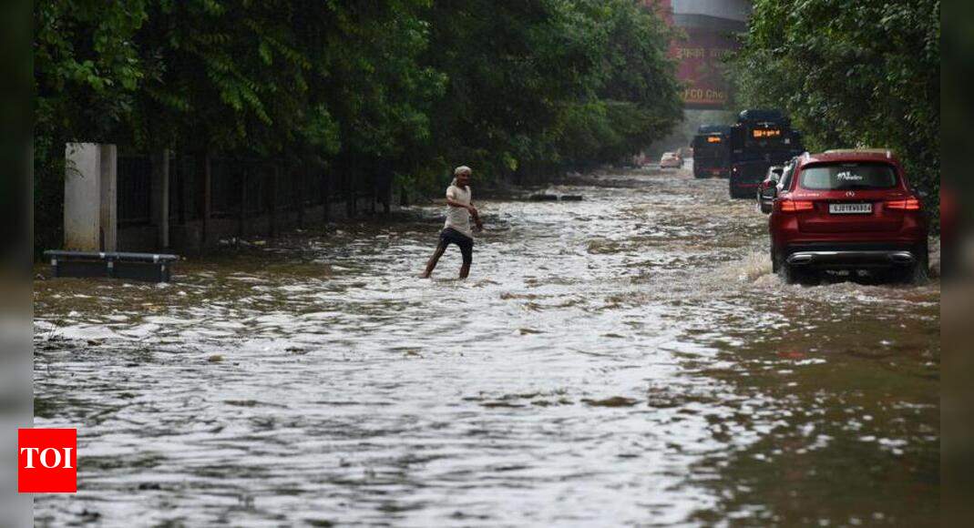 Showers lighter than Delhi, enough to flood IFFCO Chowk, other key ...
