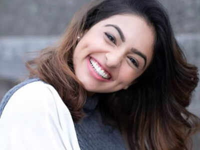 Maira Doshi clicks a mirror selfie in the gym | Gujarati Movie News ...