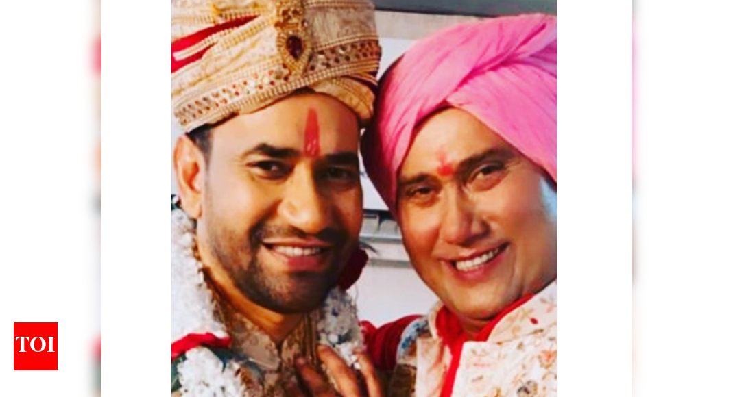 'Raja Doli Leke Aaja': Nirahua shares a selfie with co-star Vijay Lal ...