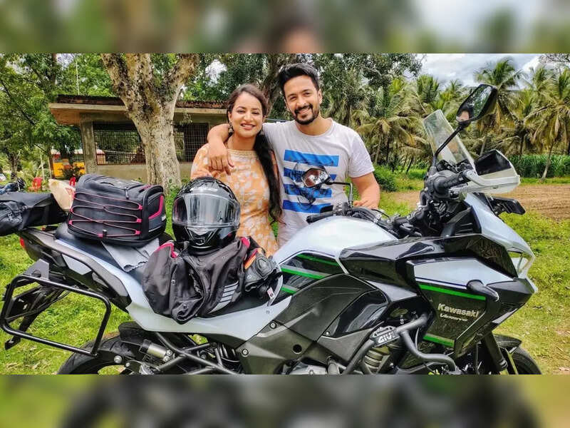 Darshak Gowda pays a visit to wife Shilpa on her show's set; says ...