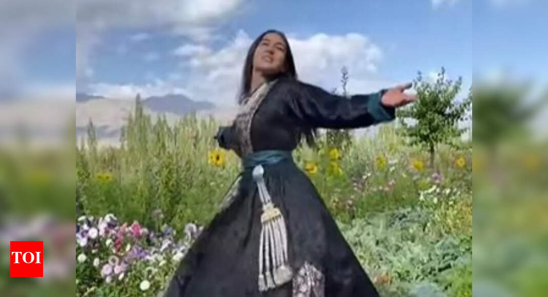 Watch: Sara Ali Khan goes 'Yeh kahaan aa gaye hum' as she twirls in a ...