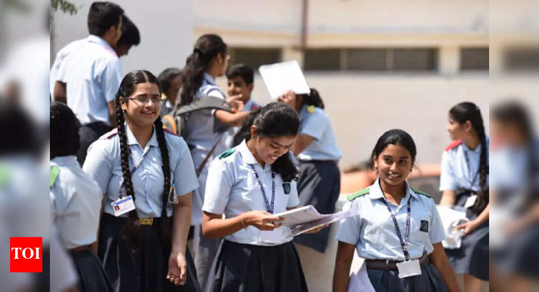 Karnataka Schools Reopening News: 35.64% school students attend offline ...