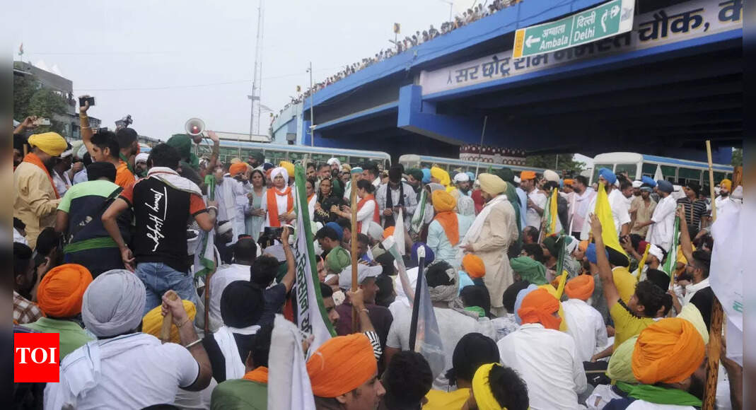 Talks fail, farmers begin sit-in at Karnal mini secretariat | Gurgaon ...