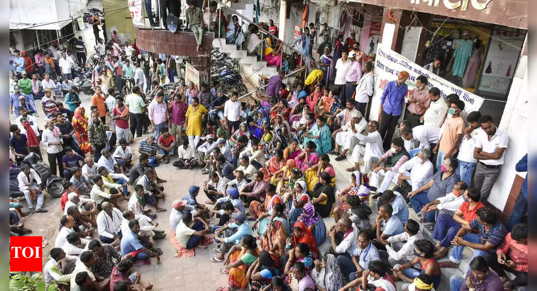 Patna: Patna stinks as sanitation workers continue strike | Patna News ...