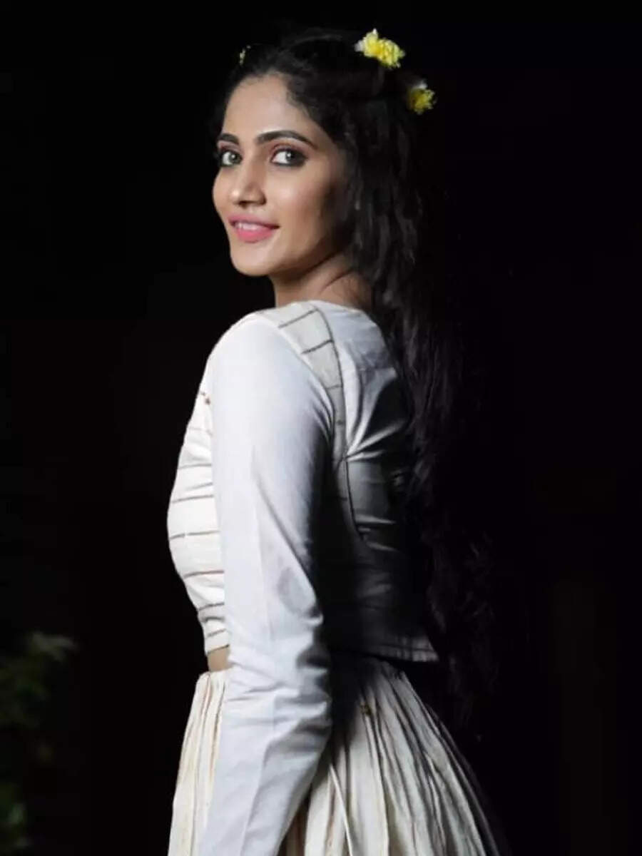 10 pictures of Losliya that made her gain huge followers | Times of India