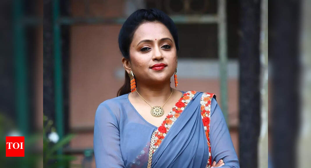 Netizens slam Celebrity anchor for not allowing movie stars to speak ...