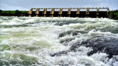 Nashik Rain: Heavy rain lashes Nashik, dam water released towards Jayakwadi | Aurangabad News ...