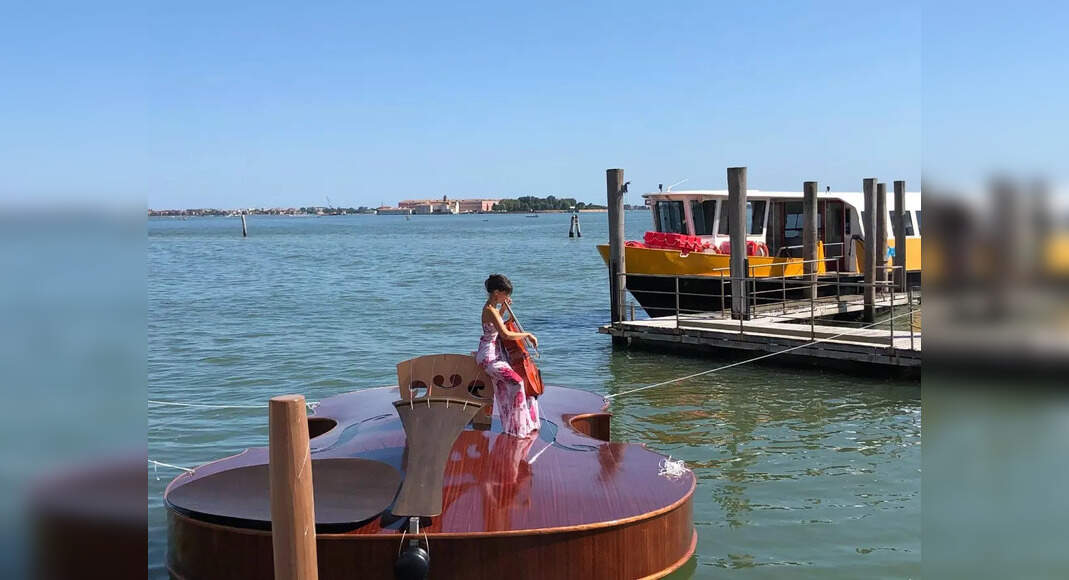 You have to see this beautiful, giant violin-shaped boat in the canals ...