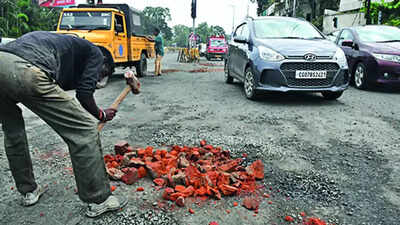 Bhopal: Monsoon season extends, so does wait for road repair | Bhopal ...