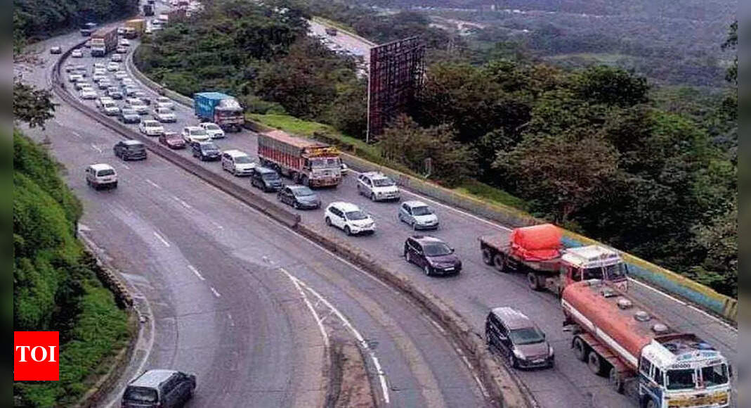 Mumbai-Pune Expressway witnesses two-hour traffic jam on Sunday ...