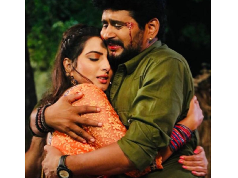 Sonalika Prasad shares a still with co-star Yash Kumar from the set of ...