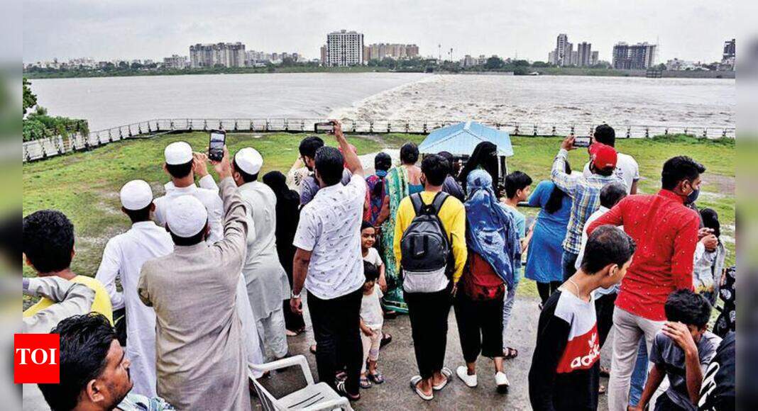 Threat of flood looms in Surat areas | Surat News - Times of India