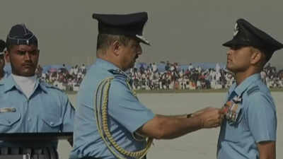 Iaf: IAF chief presents Vayu Sena Medals to officers on 89th Air Force ...