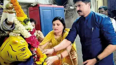 Wife of late MP Mohan Delkar joins Shiv Sena | Mumbai News - Times of India