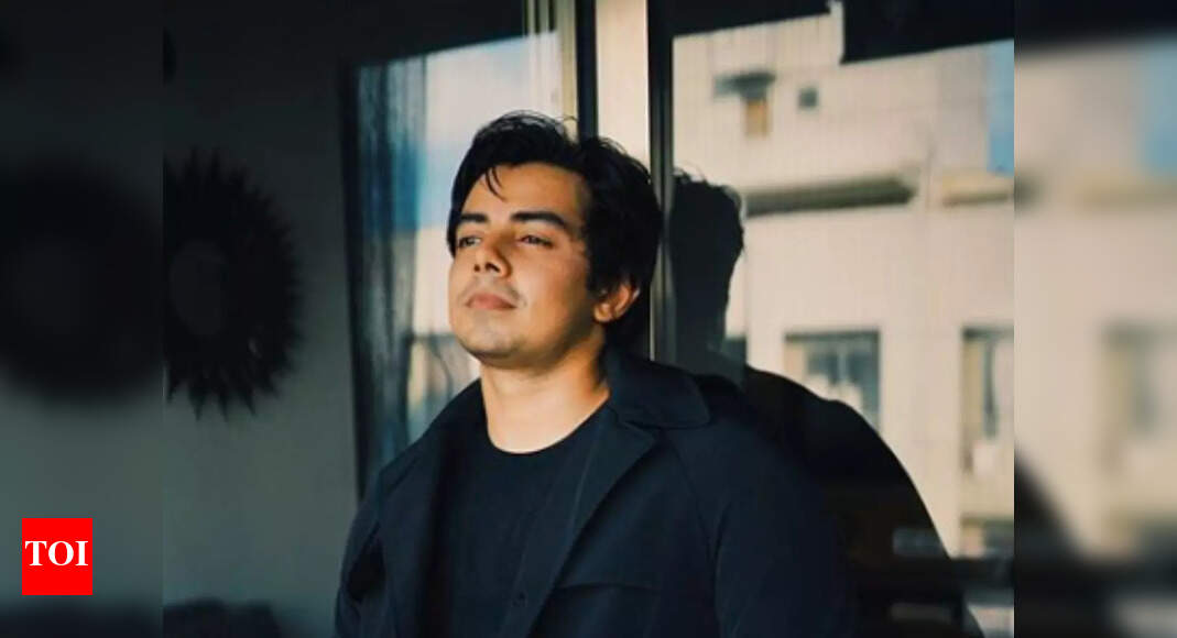 Devarshi Shah grooves to the Dakla beats on the first day of Navratri ...