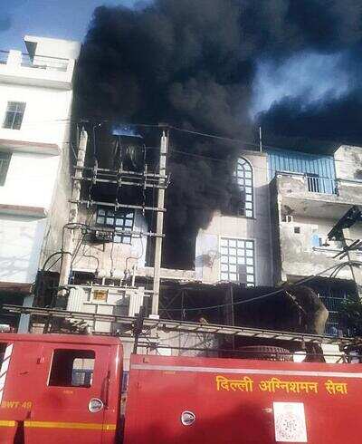 Delhi: Building on fire collapses in explosion, 4 firefighters hurt ...