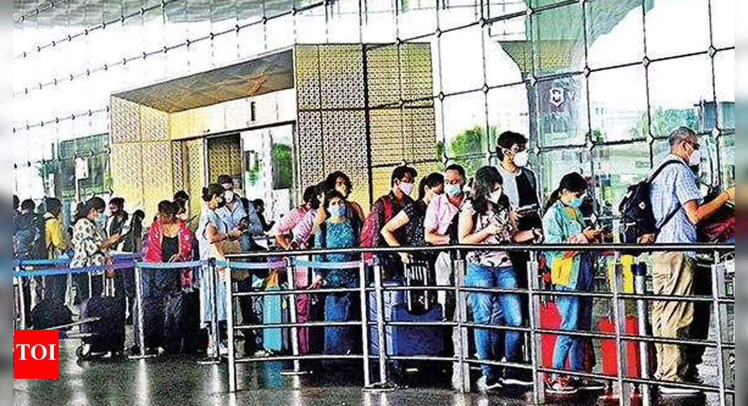 Festive weekend rush continues with long queues to enter Mumbai airport ...