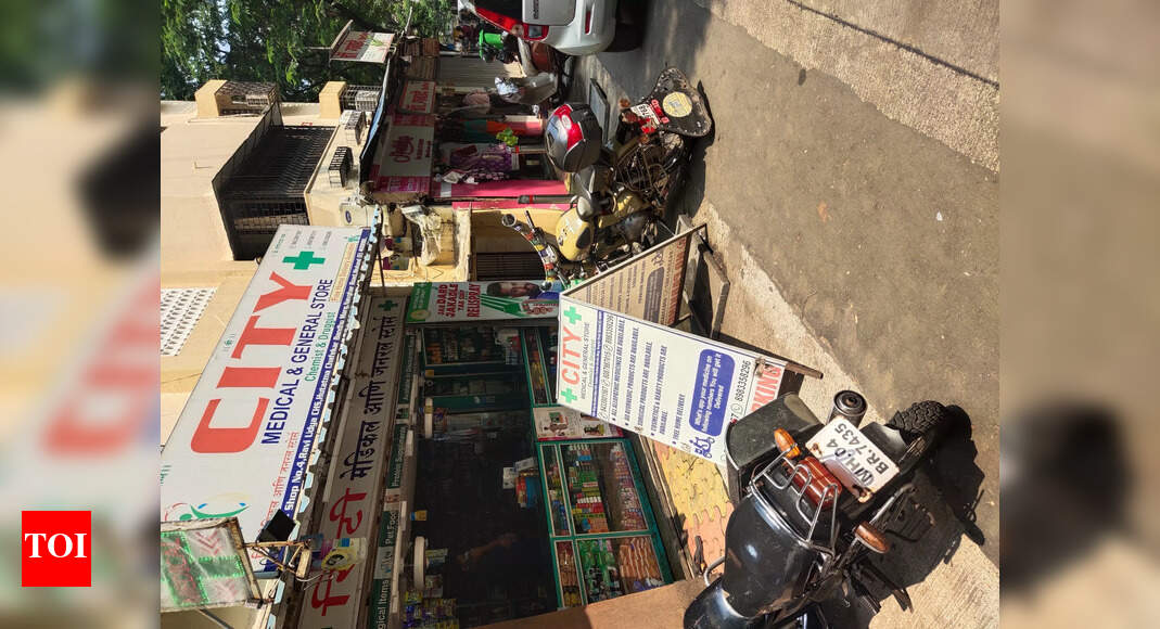 Illegal blocking of roads for advertising - Times of India